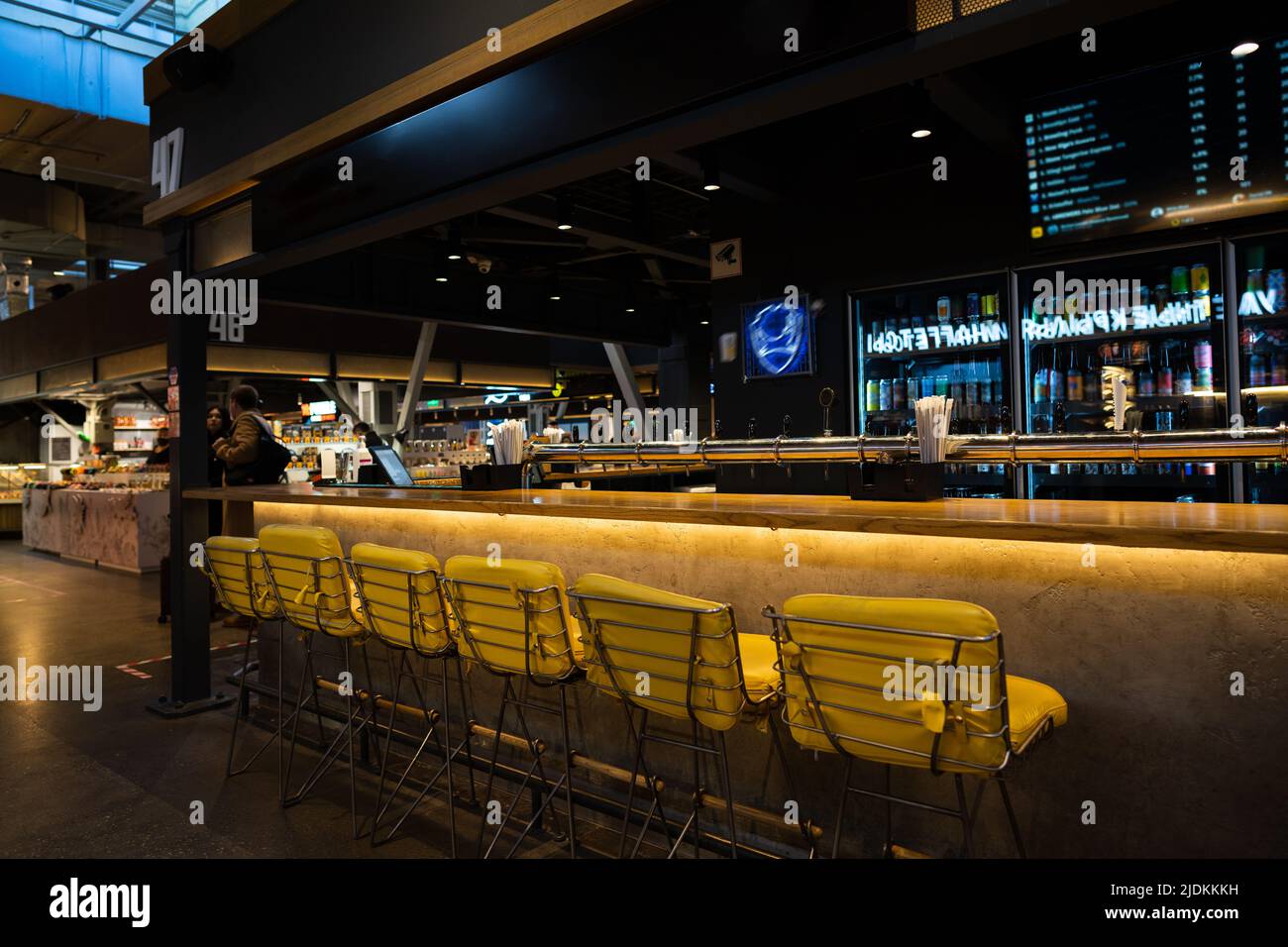 Classic bar counter interior with empty seats Stock Photo - Alamy