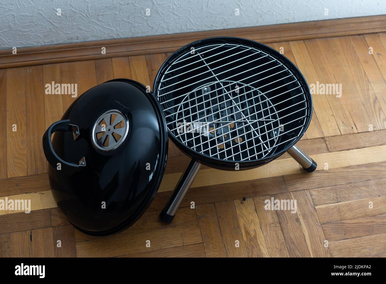 Round bbq grate hi-res stock photography and images - Alamy