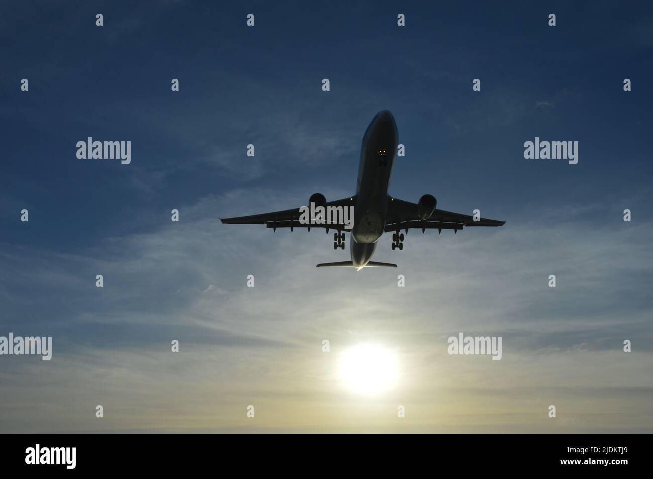 Airplane on approach hi-res stock photography and images - Alamy