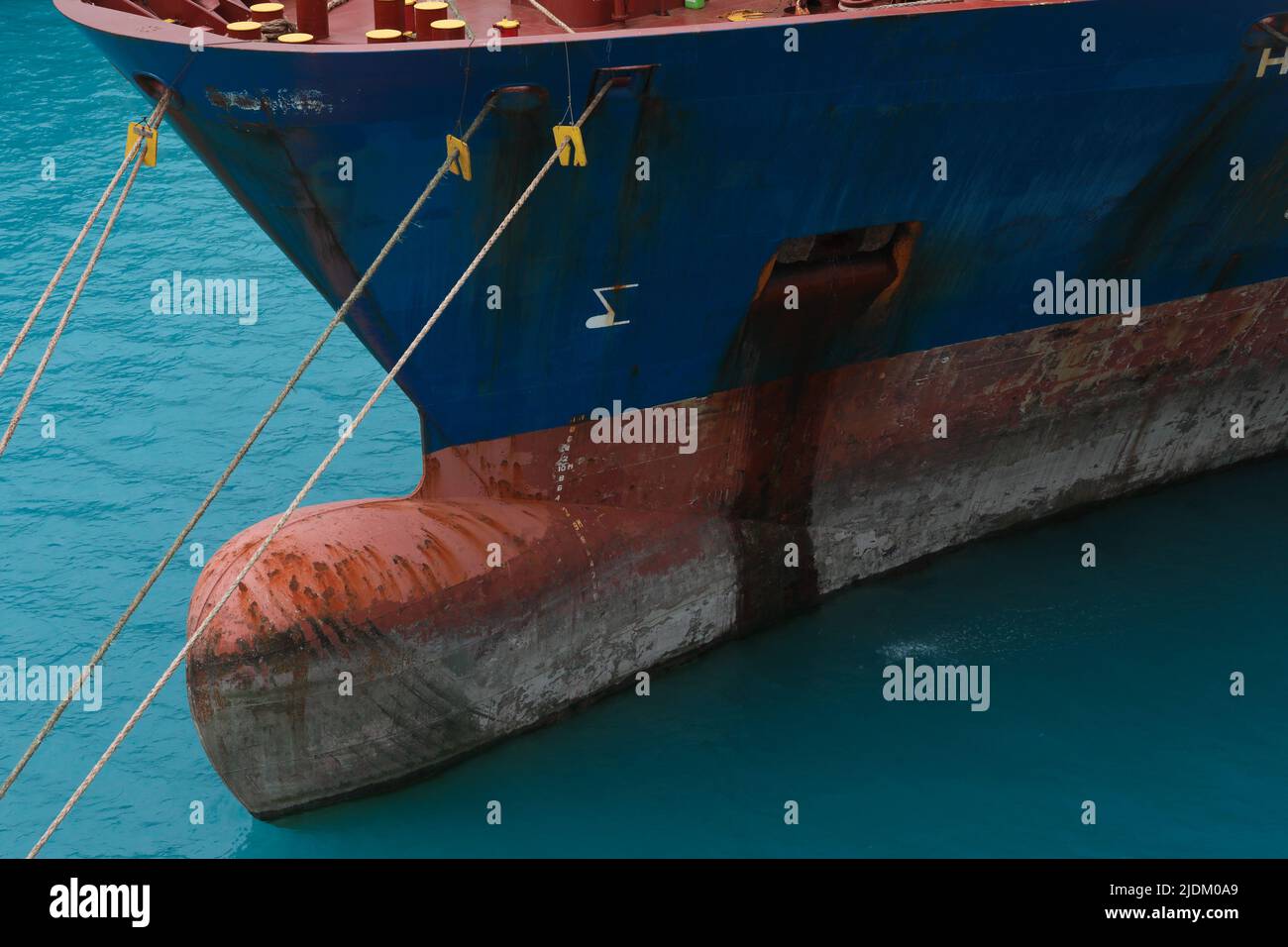 bulbous bow ship moored towering Stock Photo - Alamy