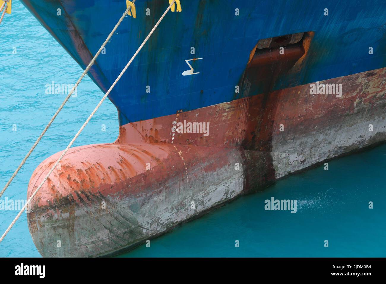 bulbous bow ship moored towering Stock Photo - Alamy