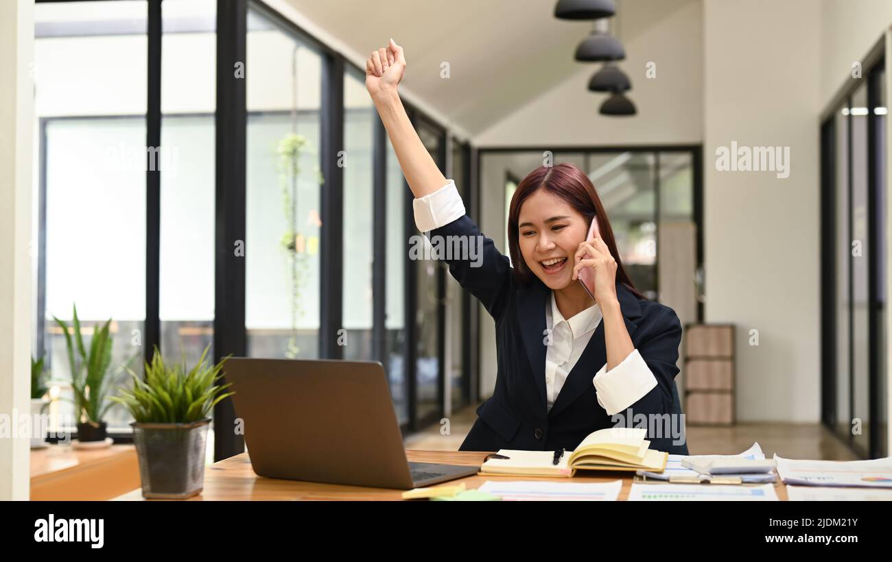 Overjoyed workers hi-res stock photography and images - Alamy