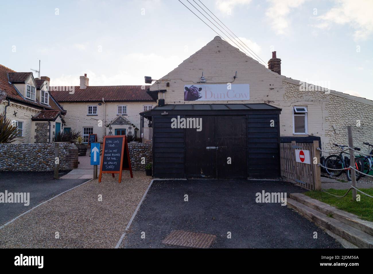 Pub dun cow hi-res stock photography and images - Alamy