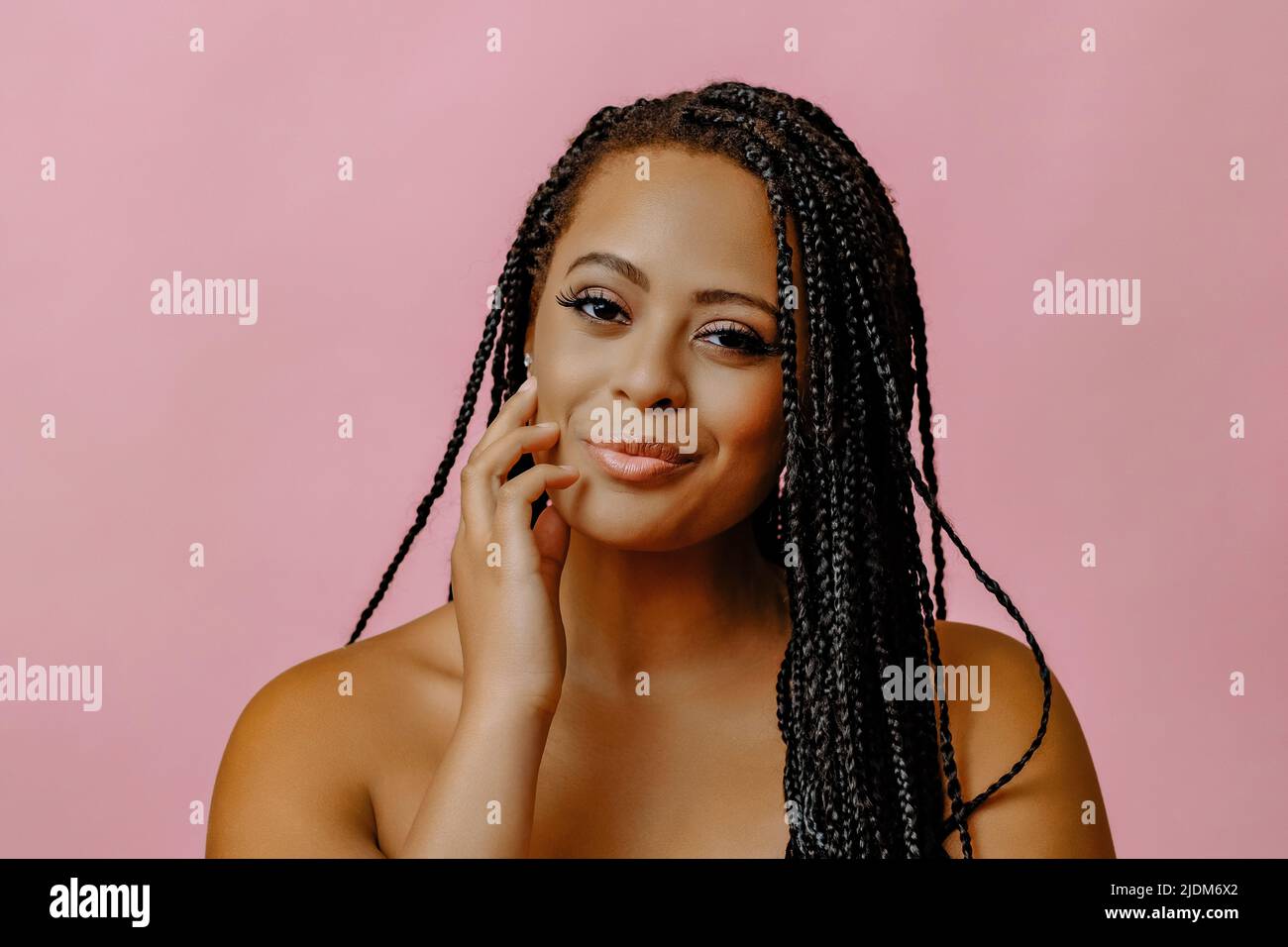 Beautiful african woman smiling camera hi-res stock photography and ...