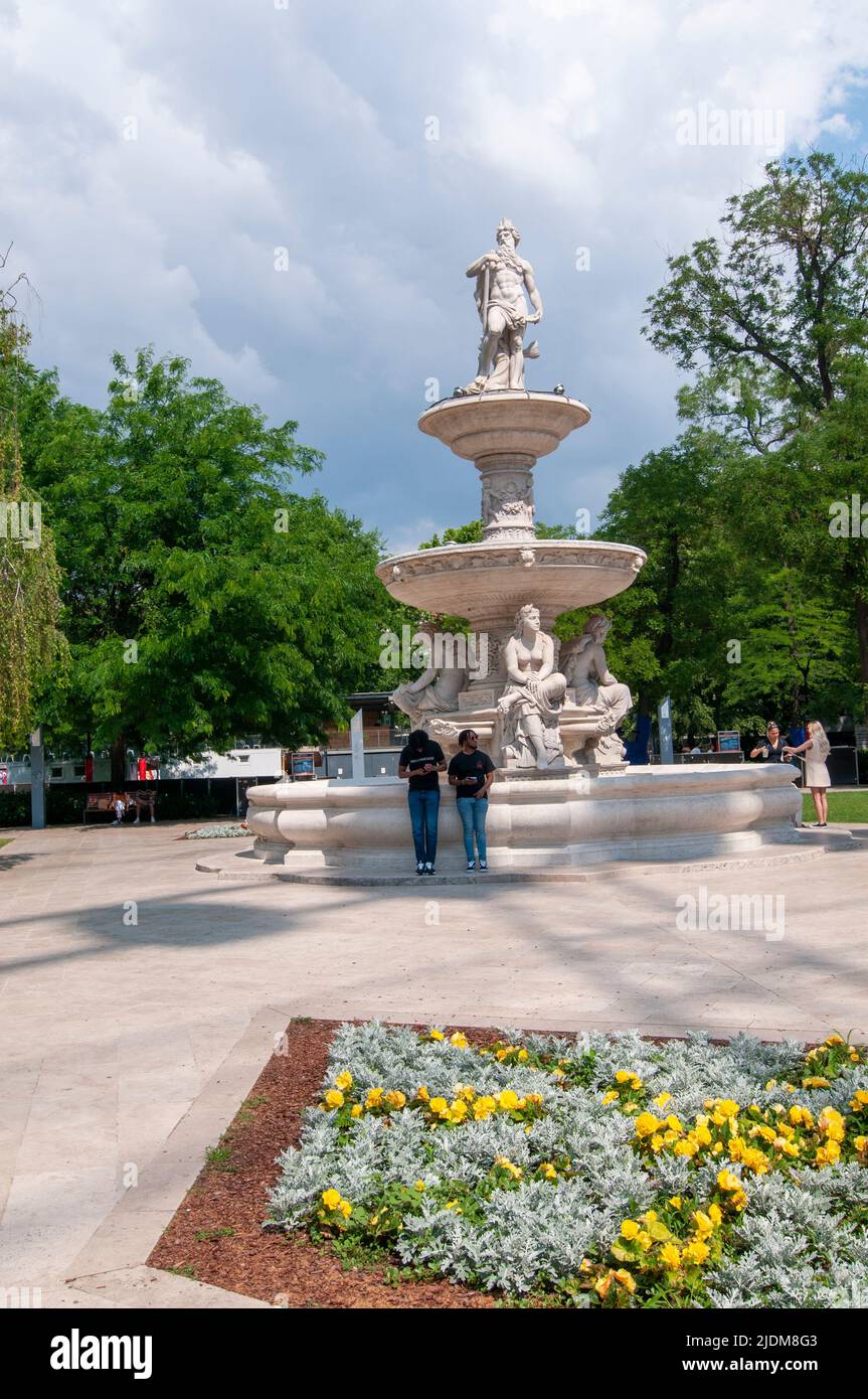 Danube fountain hi-res stock photography and images - Alamy