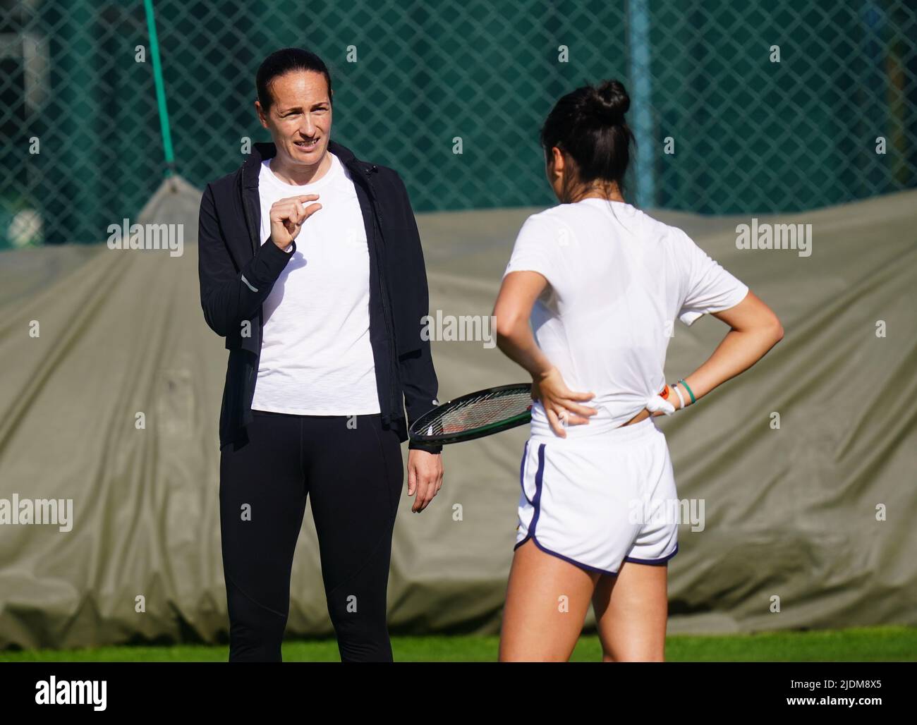 Emma Raducanu with coach Jane O’Donoghue during a practice session ...