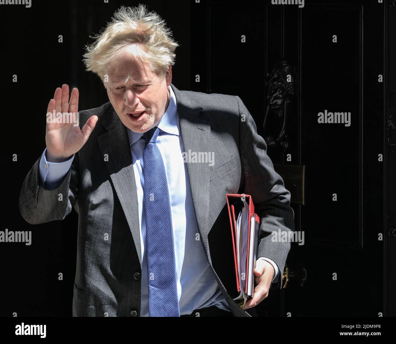 Boris johnson waving downing street hi-res stock photography and images ...
