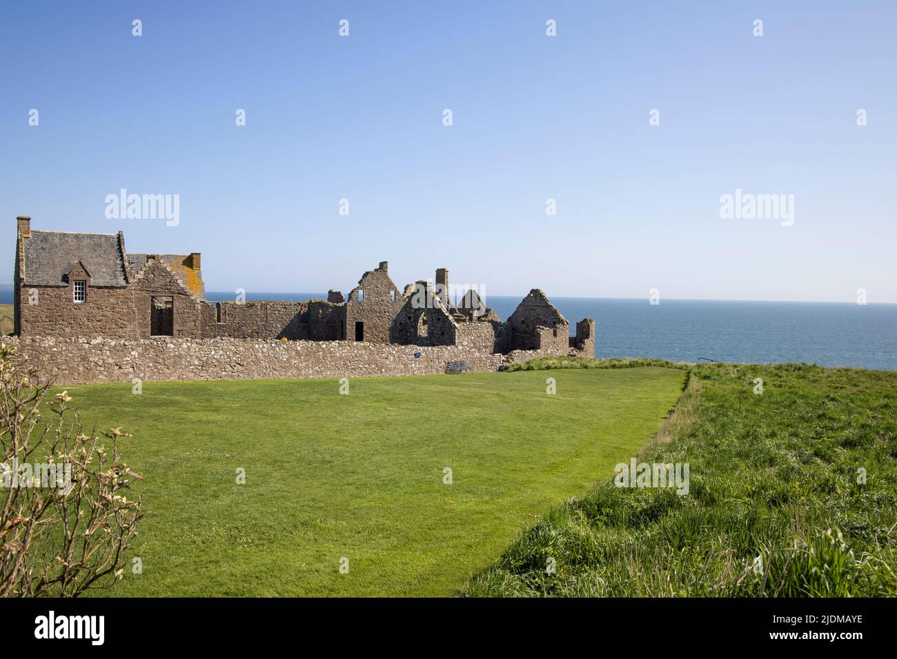 the ruins of dunnottar castle on the east coast of scotland Stock Photo ...