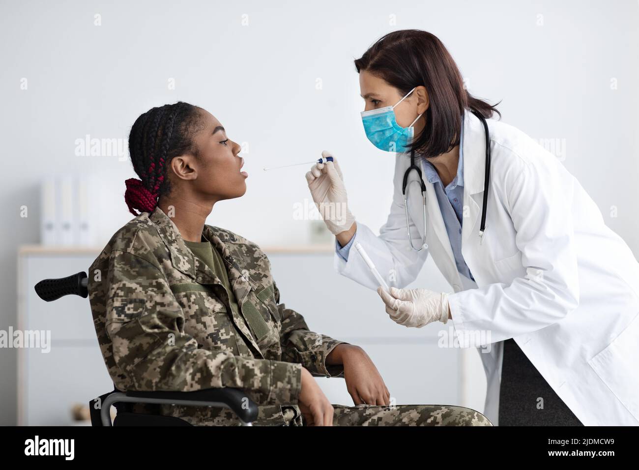 Female army doctor hi-res stock photography and images - Alamy