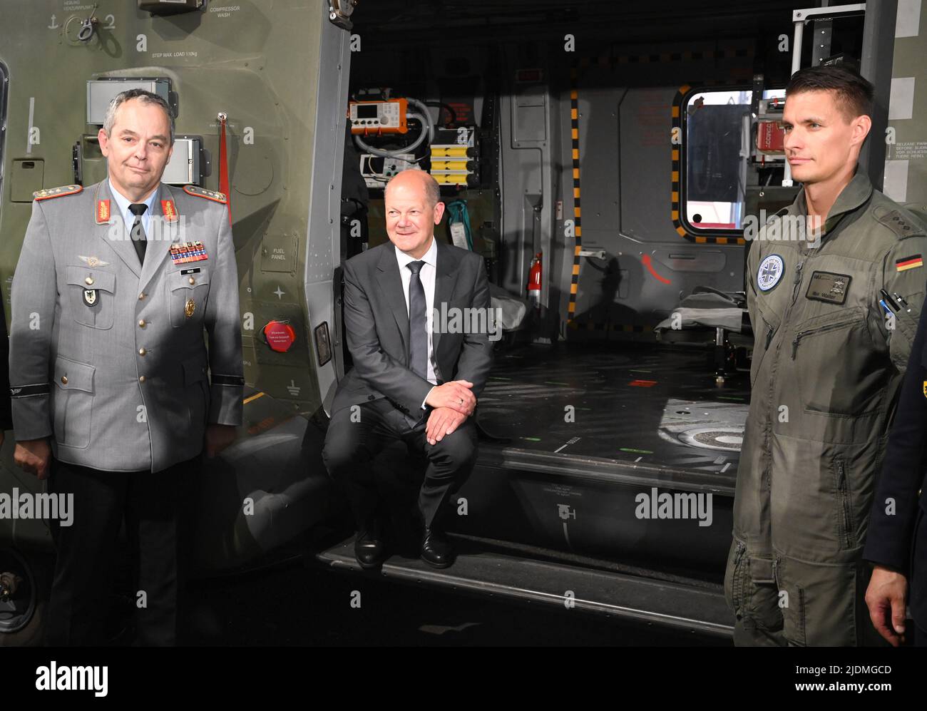 R 22 helicopter hi-res stock photography and images - Alamy