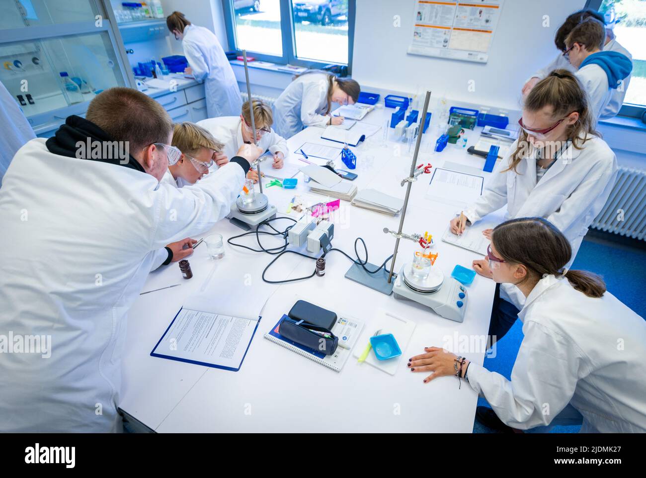 22 June 2022, Mecklenburg-Western Pomerania, Groß Lüsewitz: Students ...