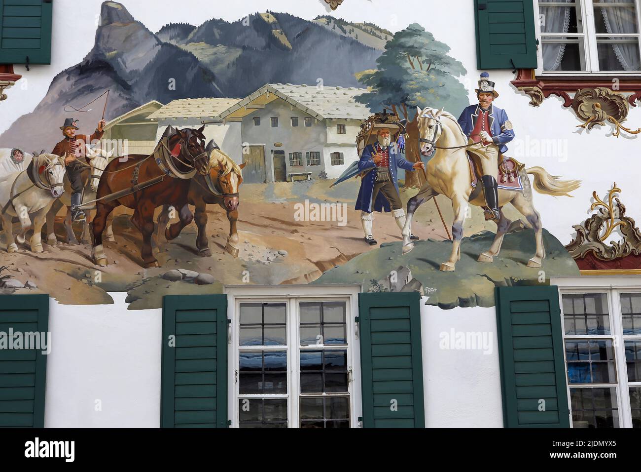 Facades with mural paintings hi-res stock photography and images - Alamy