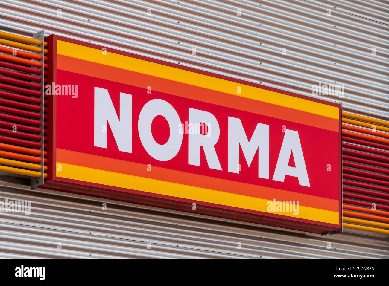 Firmenschild und Firmenlogo des Discounter NORMA Stock Photo - Alamy