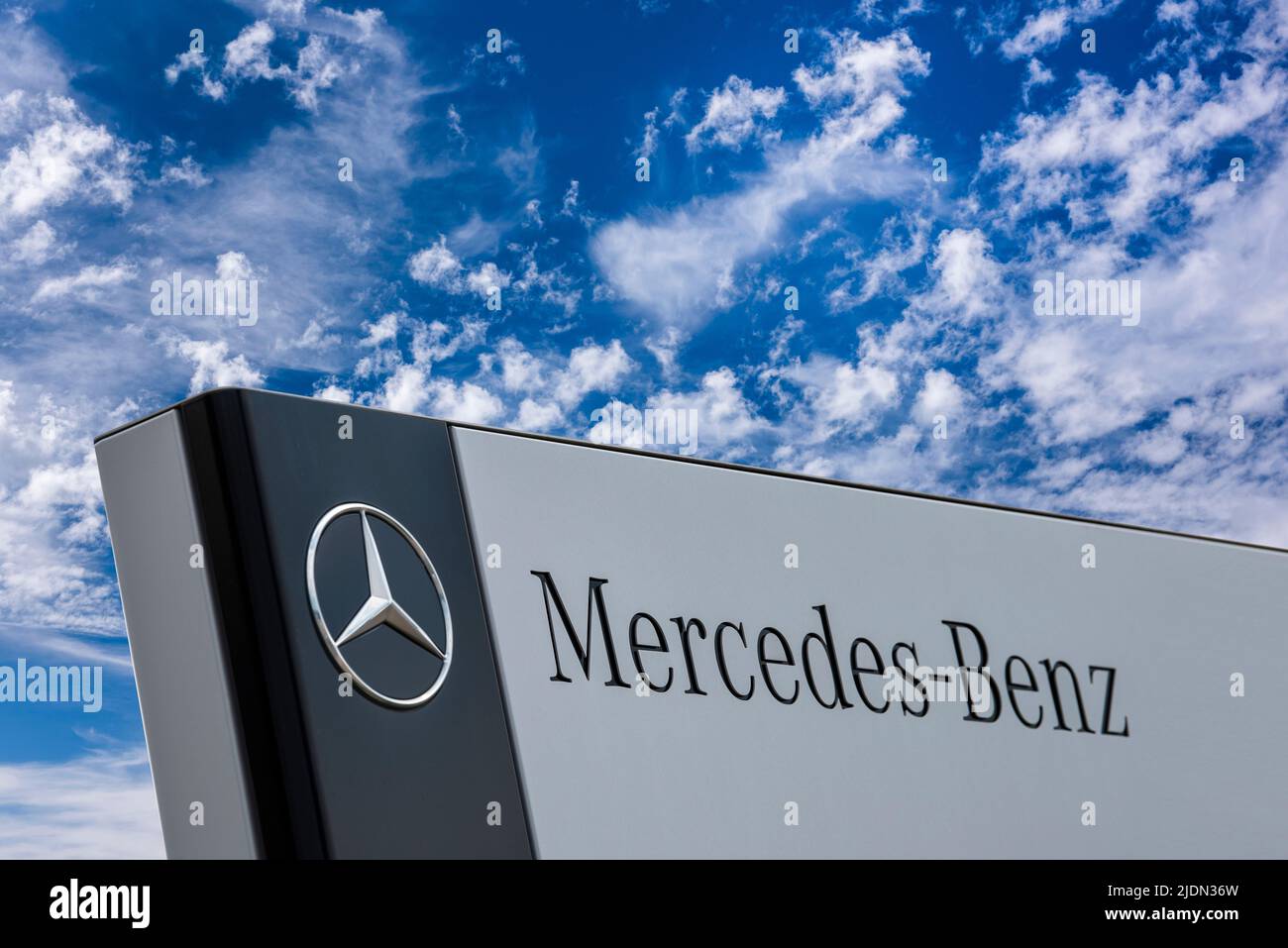 Firmenschild und Logo der Autofirma Mercedes-Benz Stock Photo - Alamy