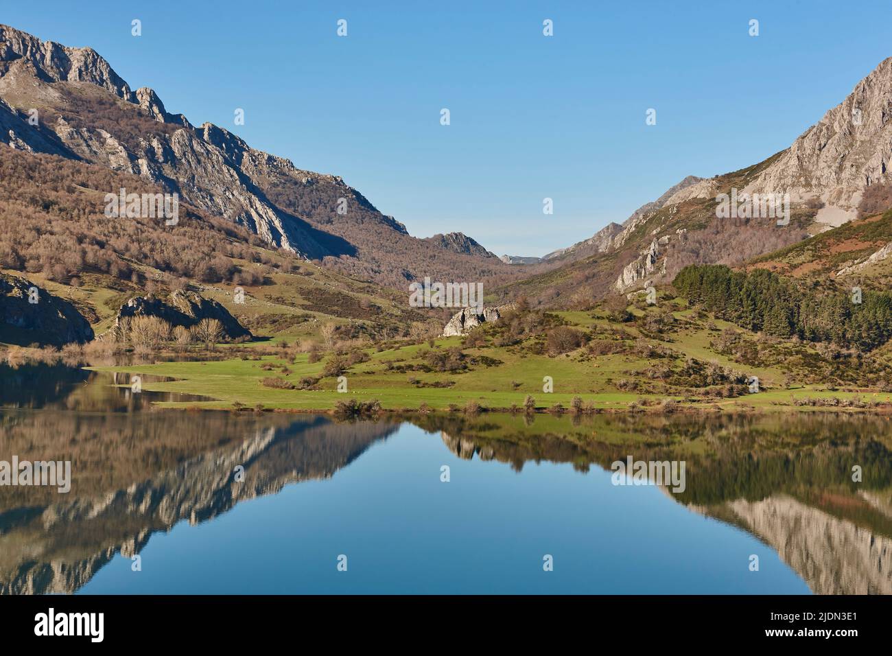 Picturesque reservoir and mountain landscape in Riano. Mirror effect ...