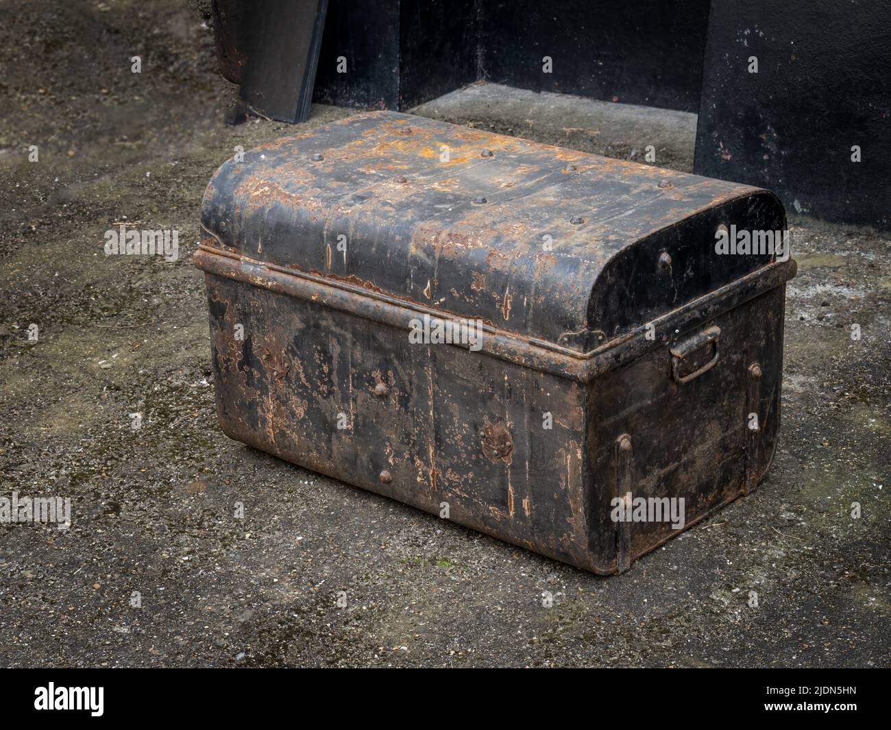 Metal trunk box hi-res stock photography and images - Alamy