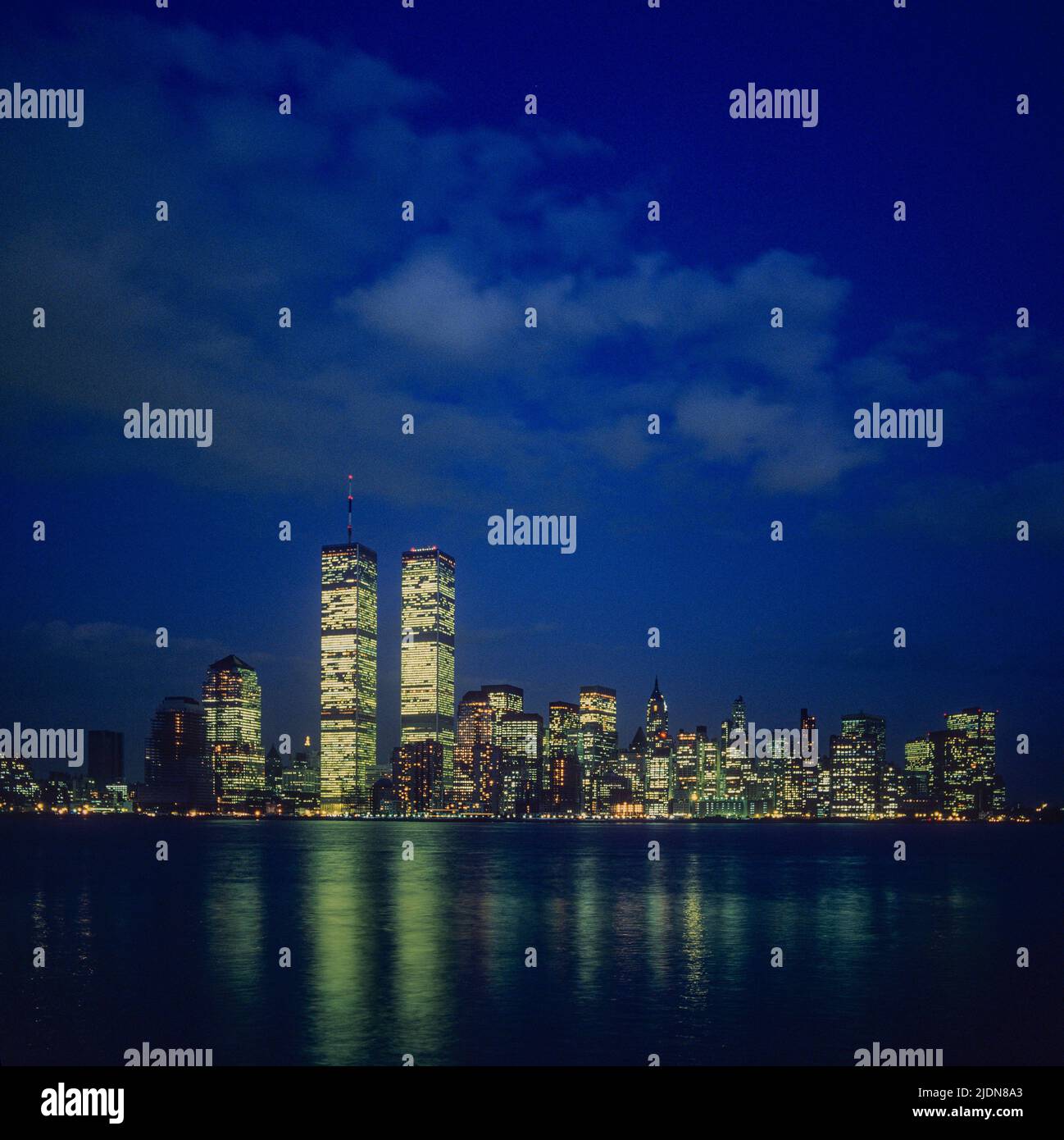 New York 1980s, Hudson river, lower Manhattan skyline, WTC, World Trade ...