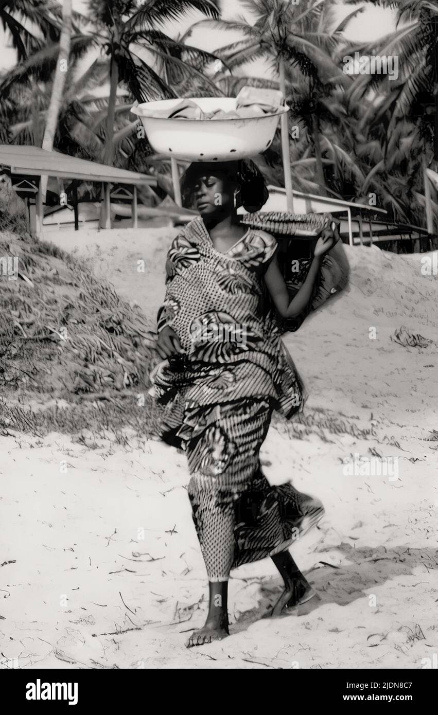 African woman carrying pot on head hi-res stock photography and images ...