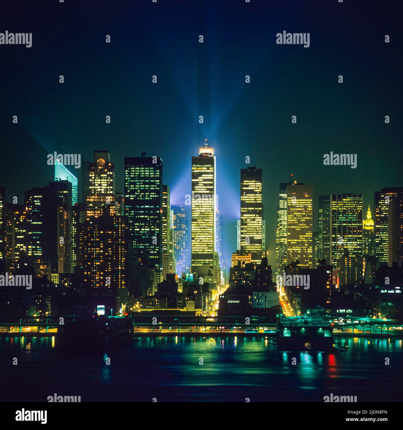 New York 1980s, Hudson river, midtown Manhattan skyline, night, New ...