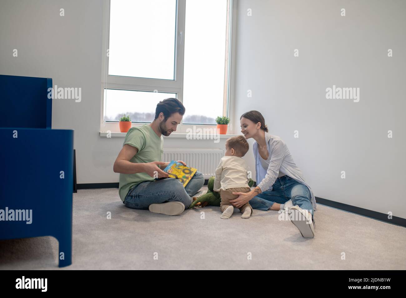 Parents showing something hi-res stock photography and images - Alamy