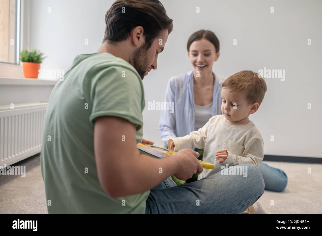 Parents showing something hi-res stock photography and images - Alamy