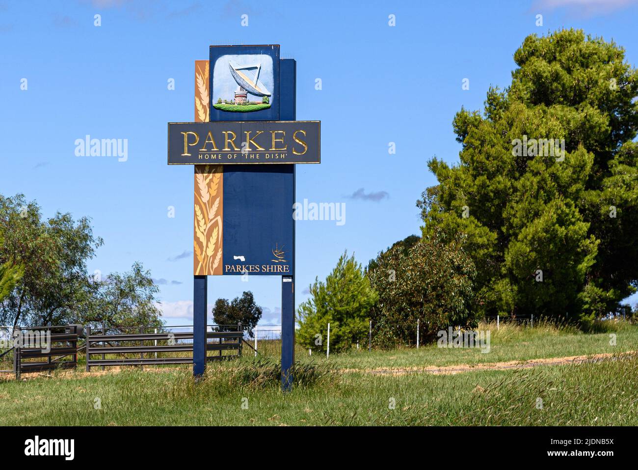The welcome sign to Parkes, New South Wales Stock Photo - Alamy
