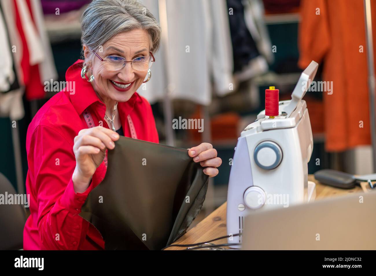 Woman showing fabric on laptop screen Stock Photo - Alamy
