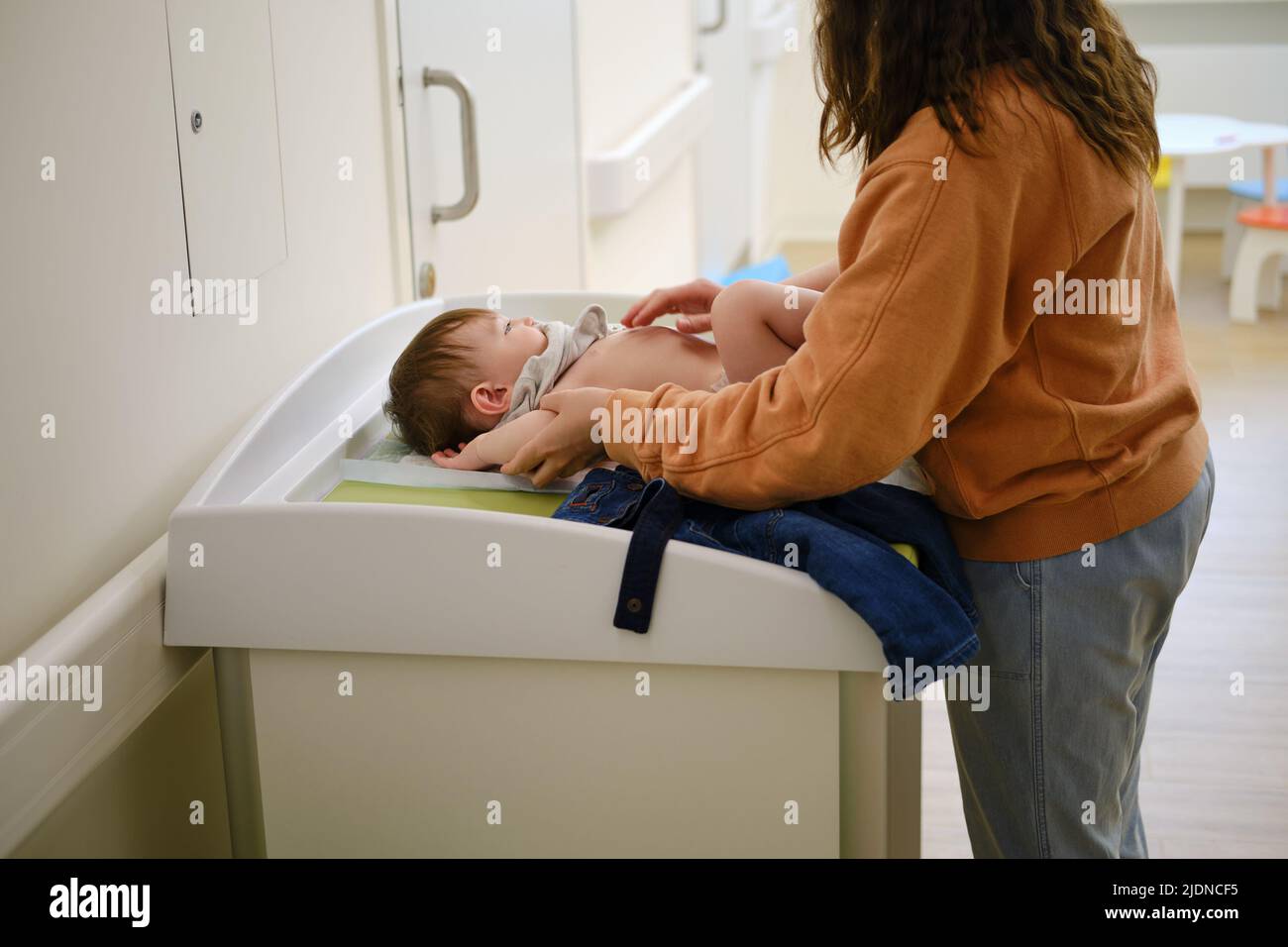 Changing clothes in public hi-res stock photography and images - Alamy