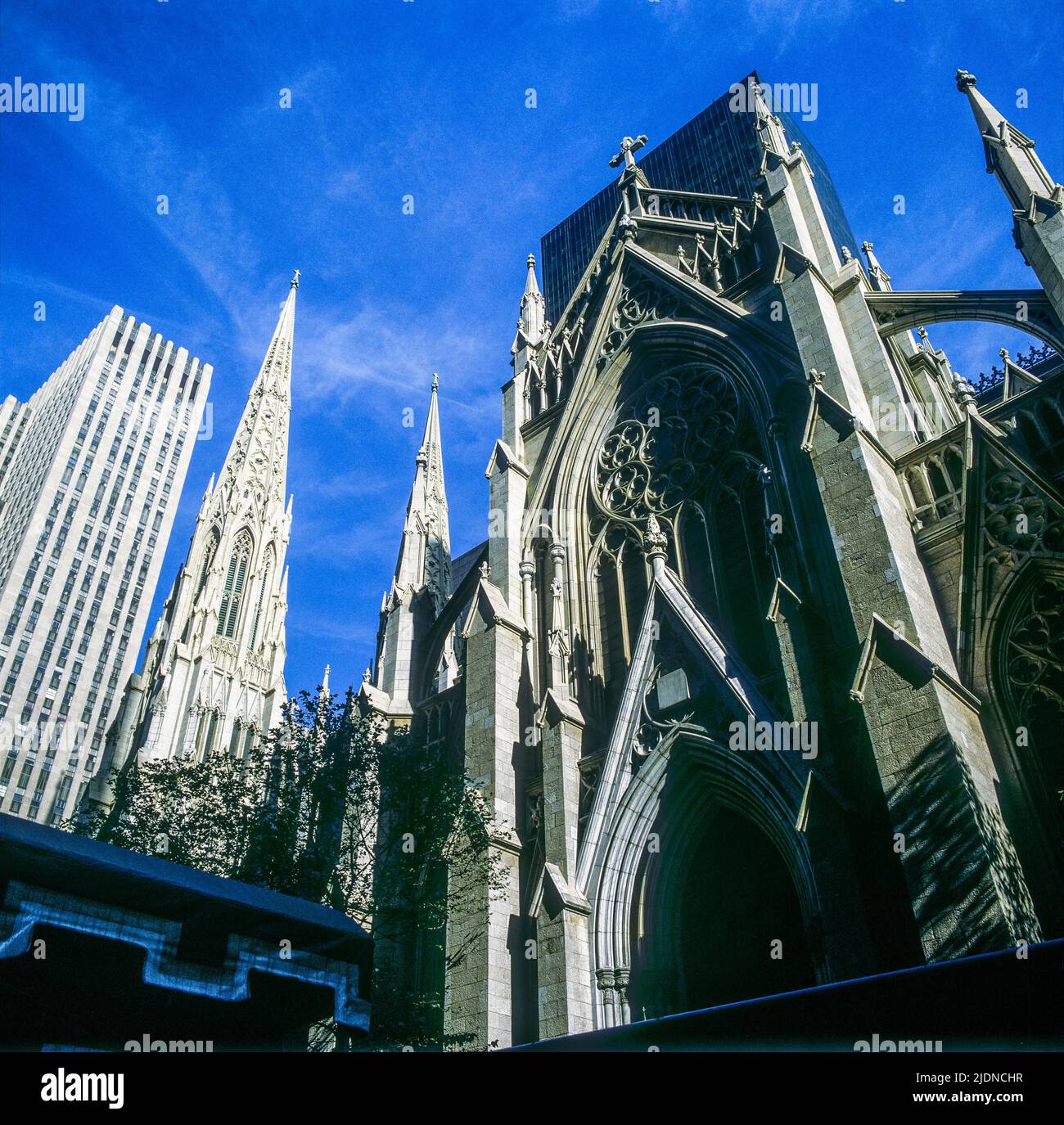 New York 1980s, St Patrick cathedral, Rockefeller Center building in ...