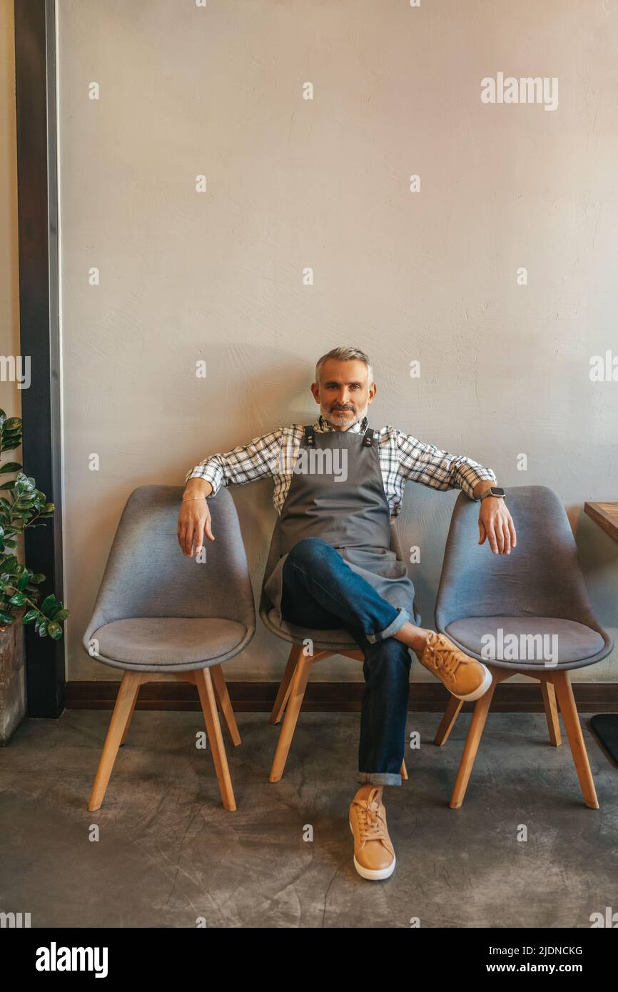 Good posture sitting chair hi-res stock photography and images - Alamy