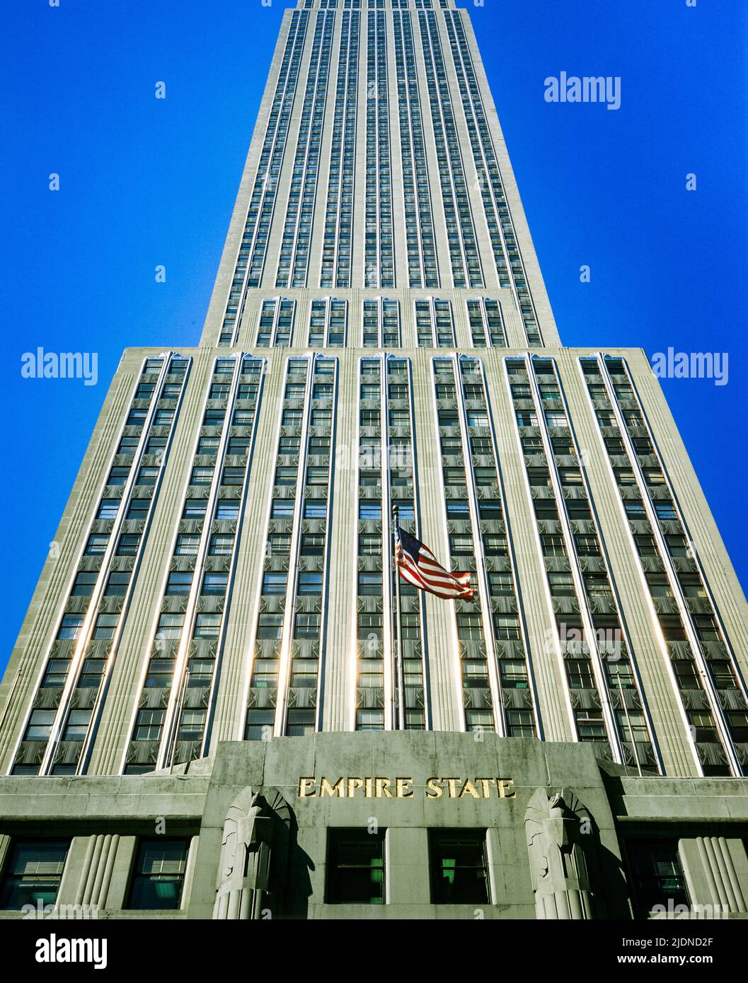 New York 1980s, Empire State building, Art Deco skyscraper, midtown ...