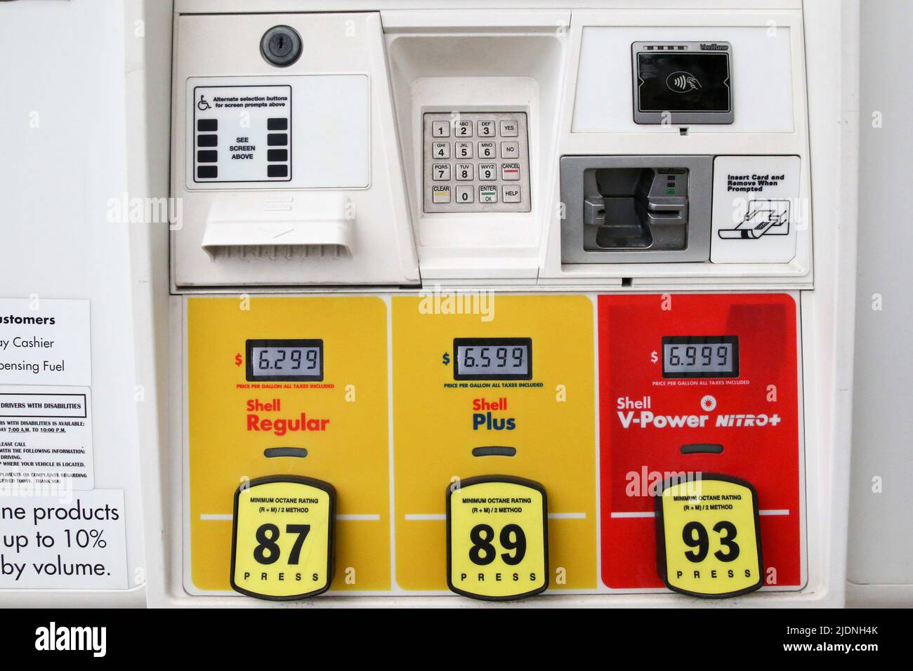 Chicago, USA. 22nd June, 2022. A Shell gas station displays record high ...