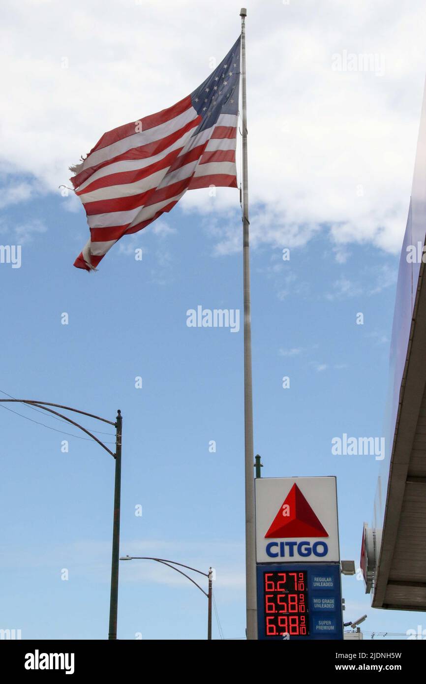 Chicago, USA. 22nd June, 2022. A Citgo gas station displays record high ...