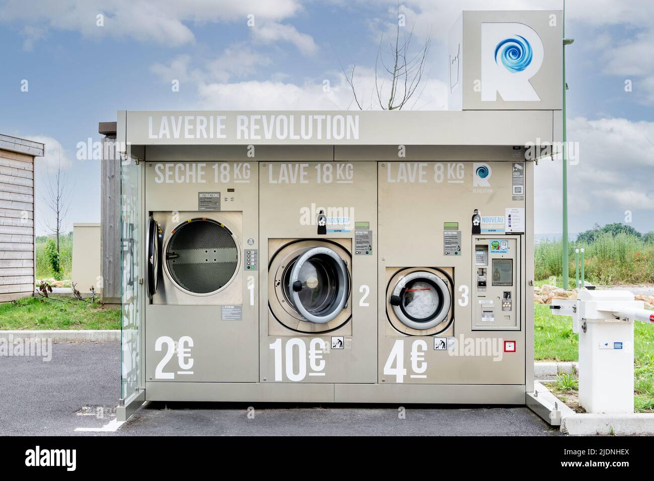 Revolution self-service laundry. Open-air ecological laundry in ...