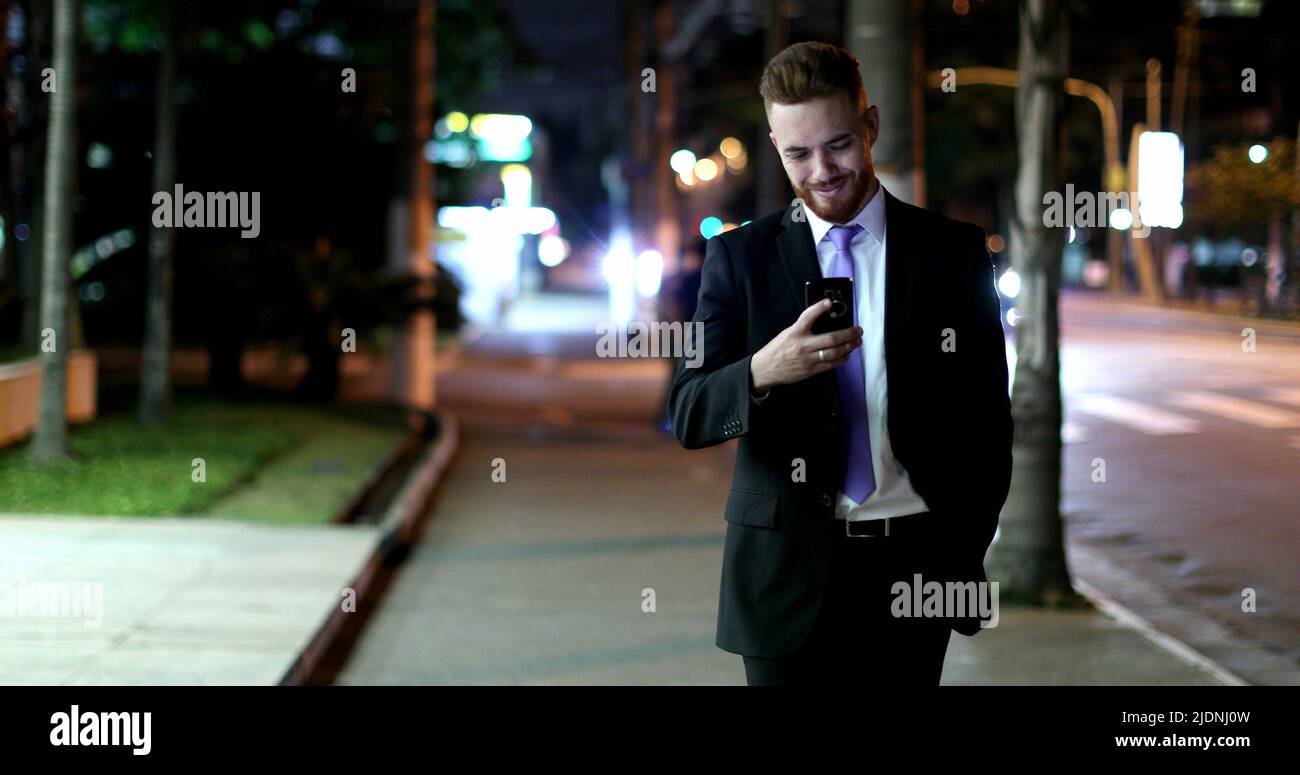 Walking and texting at night hi-res stock photography and images - Alamy