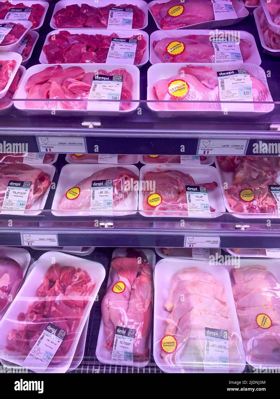Meat in plastic container displayed in a supermarket shelves, Bron ...