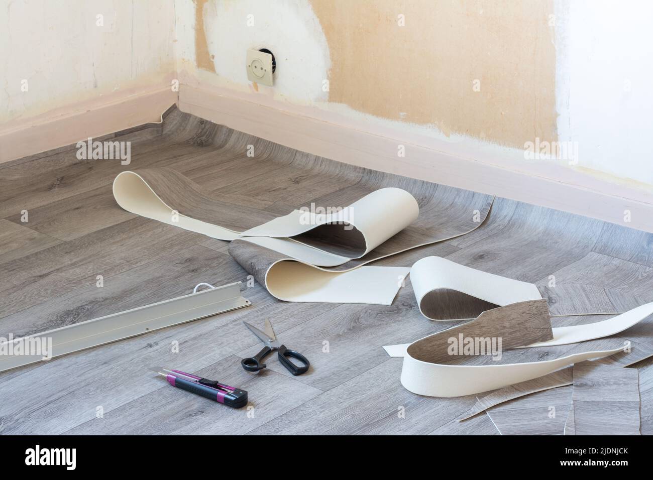 Installation of PVC flooring Stock Photo - Alamy