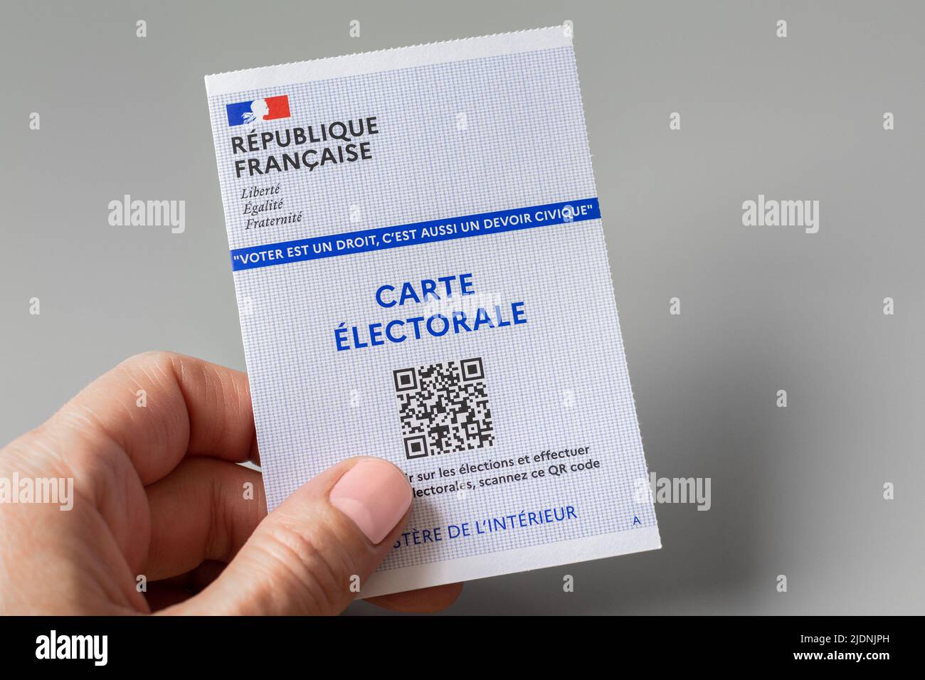 Voter card in France. New card 2022 with QR Code Stock Photo - Alamy