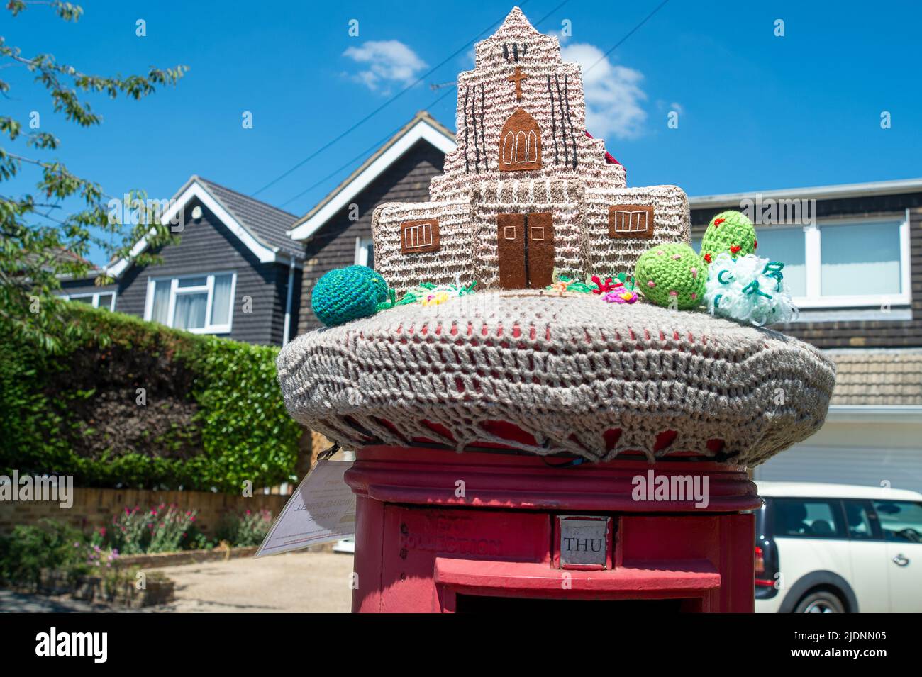 Ickenham, Uxbridge, UK. 22nd June, 2022. Pretty knitted post box ...
