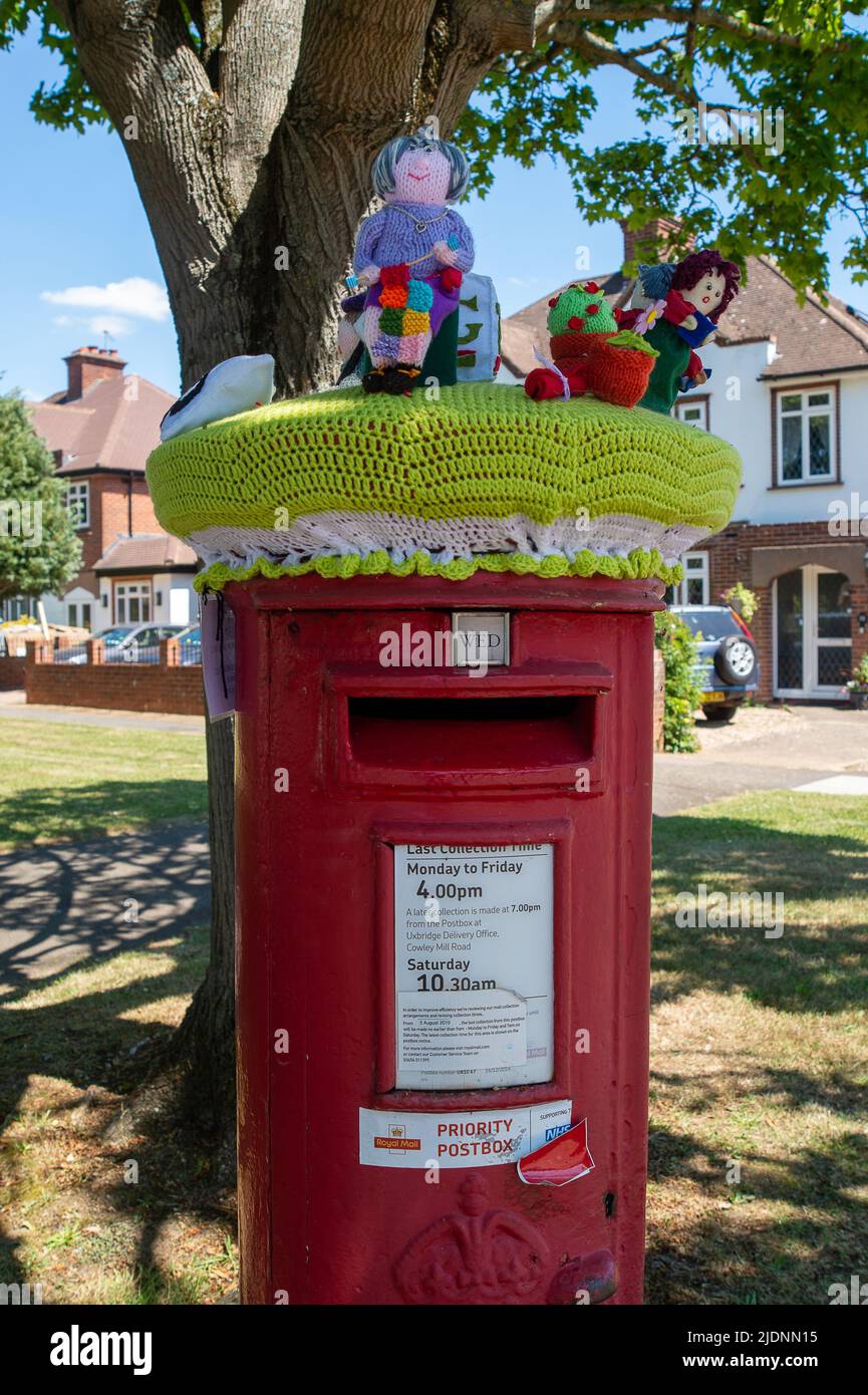 Ickenham, Uxbridge, UK. 22nd June, 2022. Pretty knitted post box ...