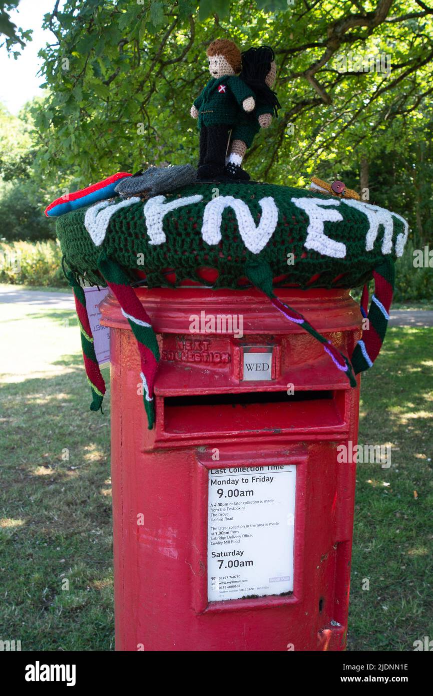 Ickenham, Uxbridge, UK. 22nd June, 2022. Pretty knitted post box ...