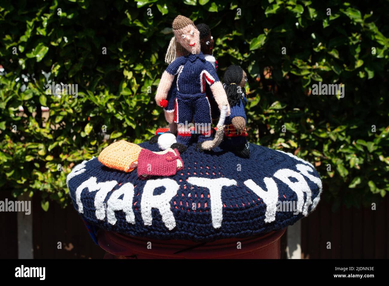 Ickenham, Uxbridge, UK. 22nd June, 2022. Pretty knitted post box ...