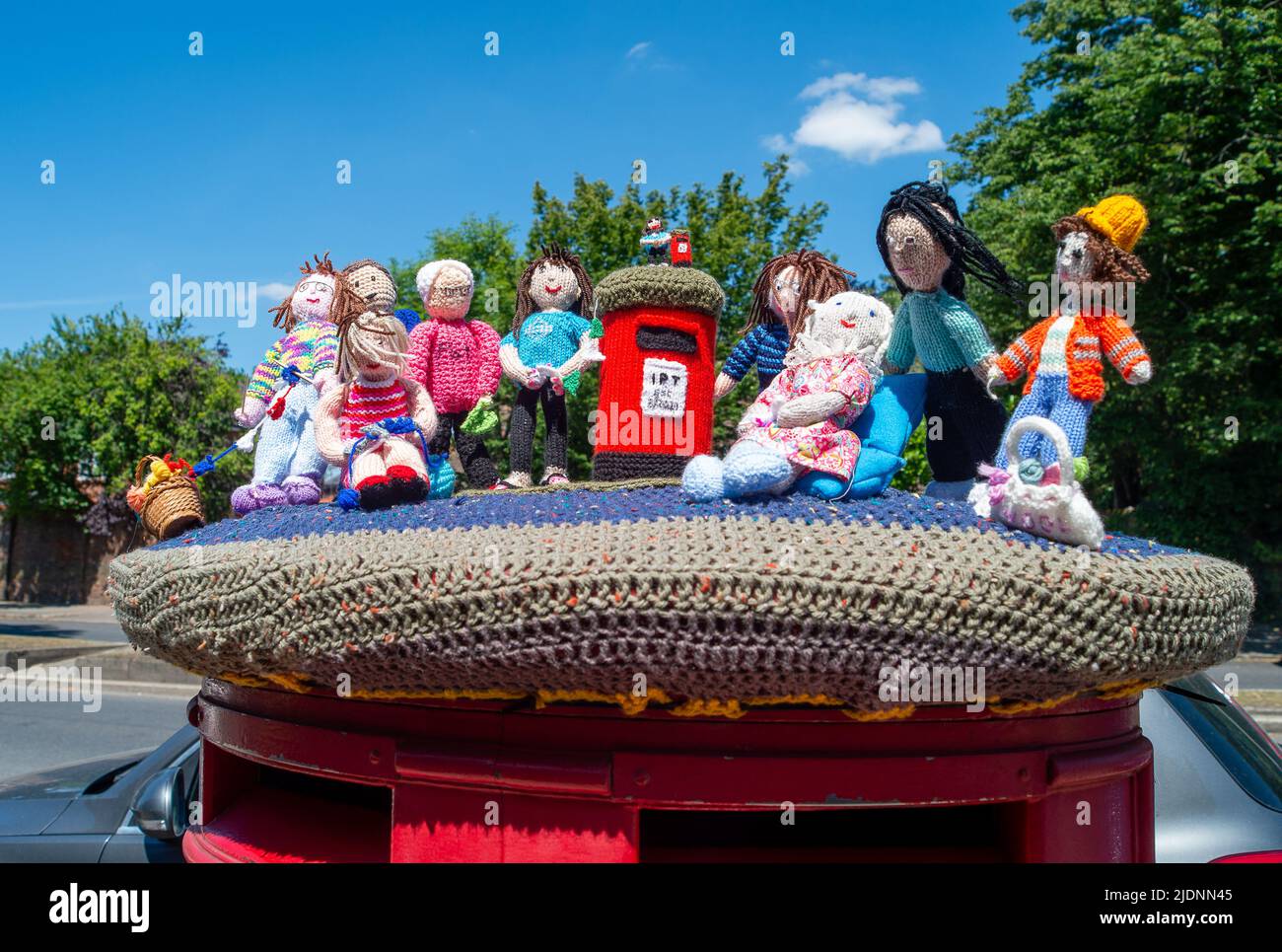 Ickenham, Uxbridge, UK. 22nd June, 2022. Pretty knitted post box ...