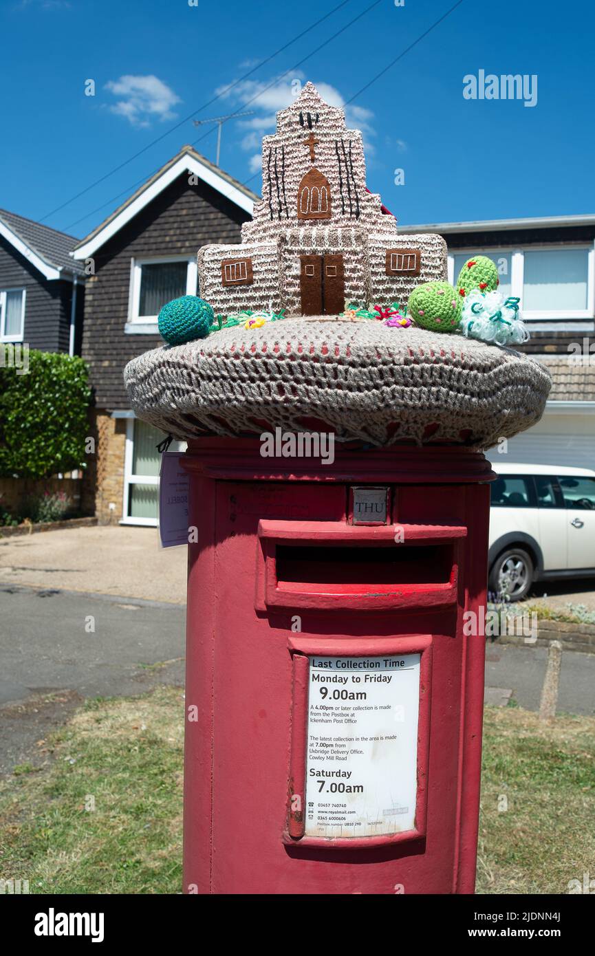 Ickenham, Uxbridge, UK. 22nd June, 2022. Pretty knitted post box ...