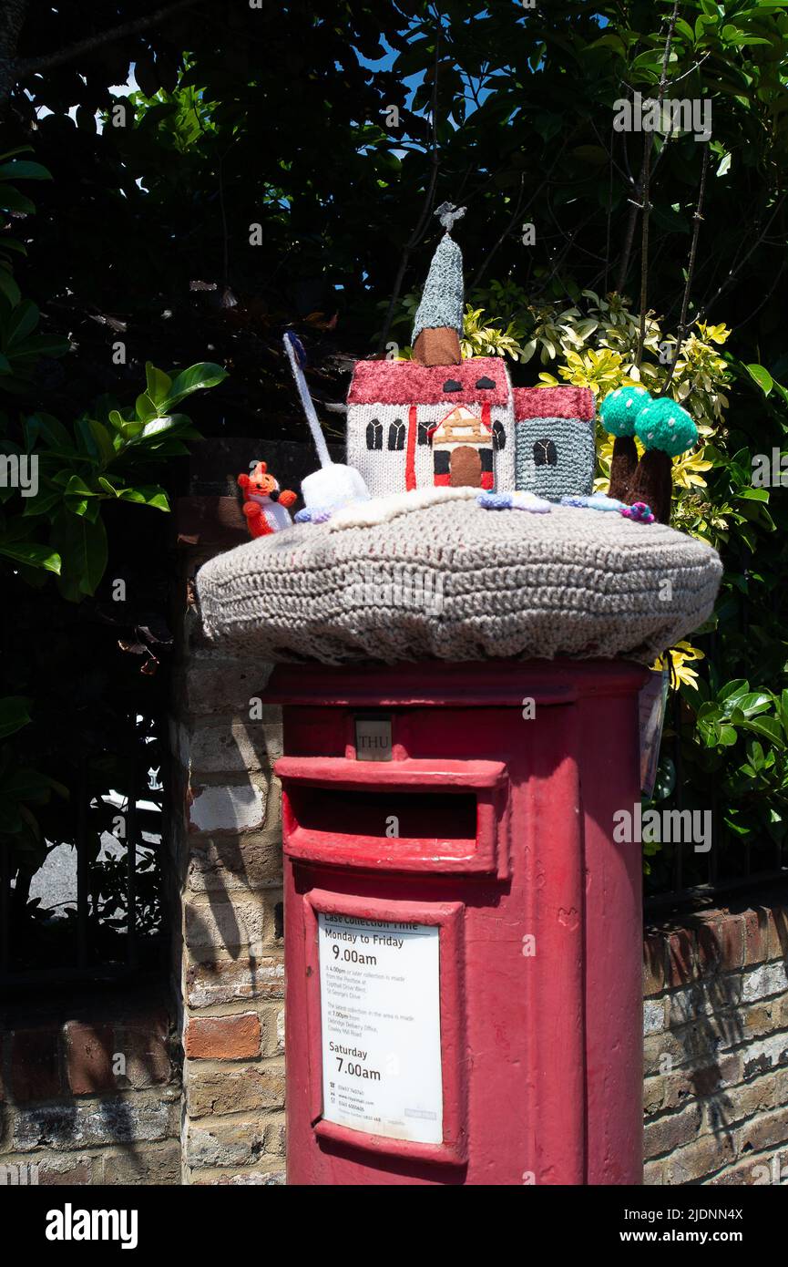 Ickenham, Uxbridge, UK. 22nd June, 2022. Pretty knitted post box ...