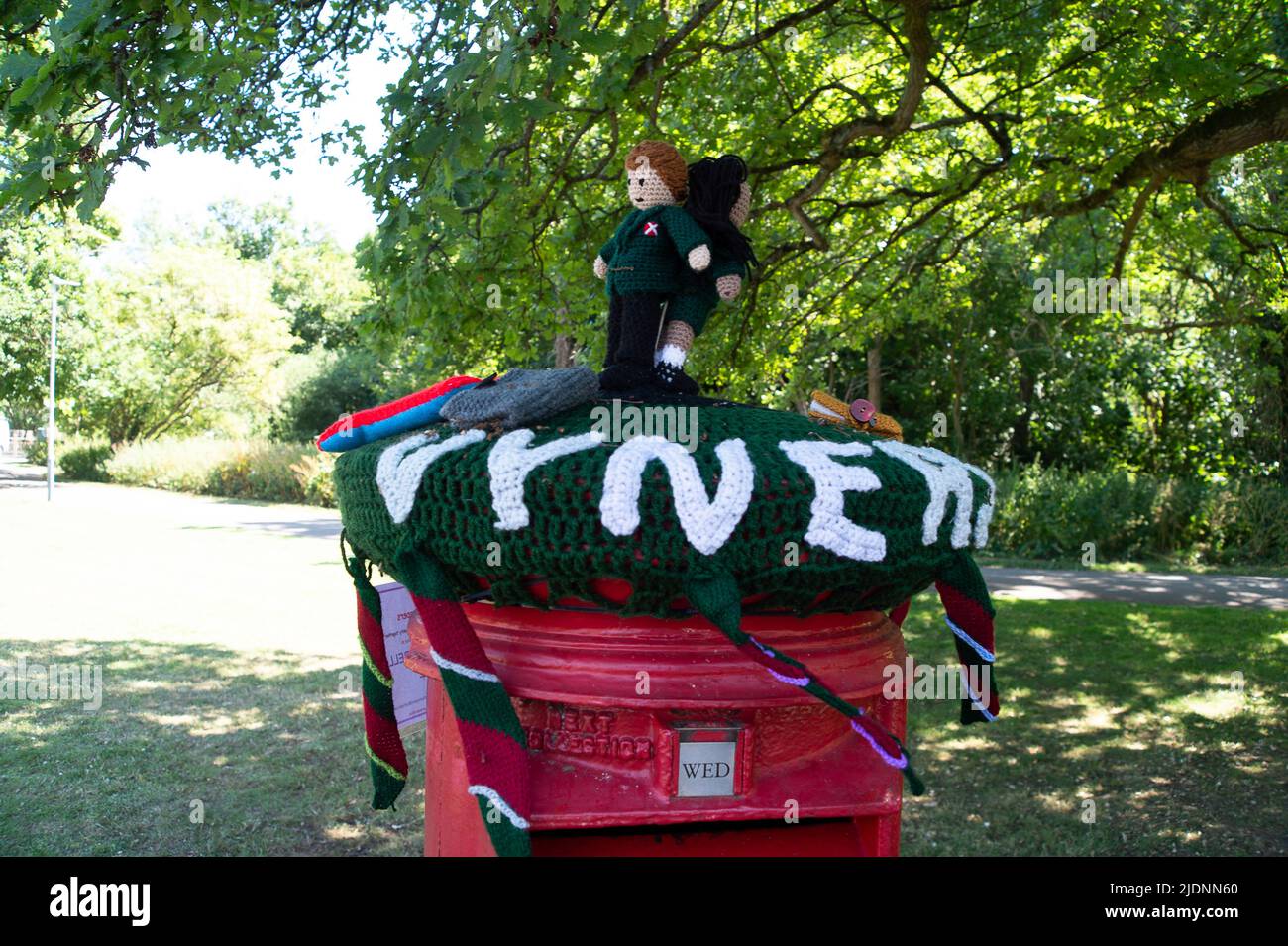 Ickenham, Uxbridge, UK. 22nd June, 2022. Pretty knitted post box ...