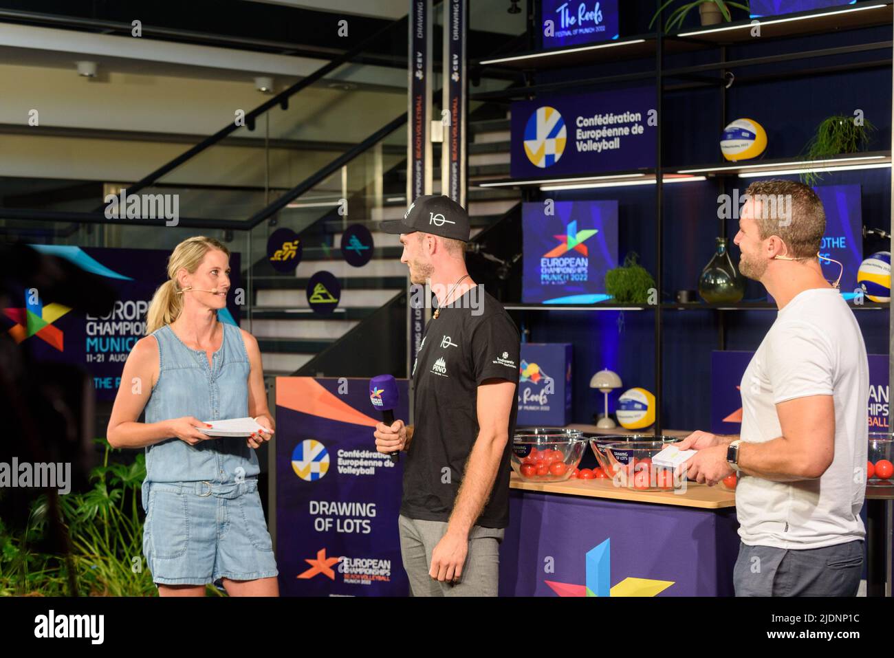 Sara Niedrig talking to Clemens Wickler (German national team) during ...
