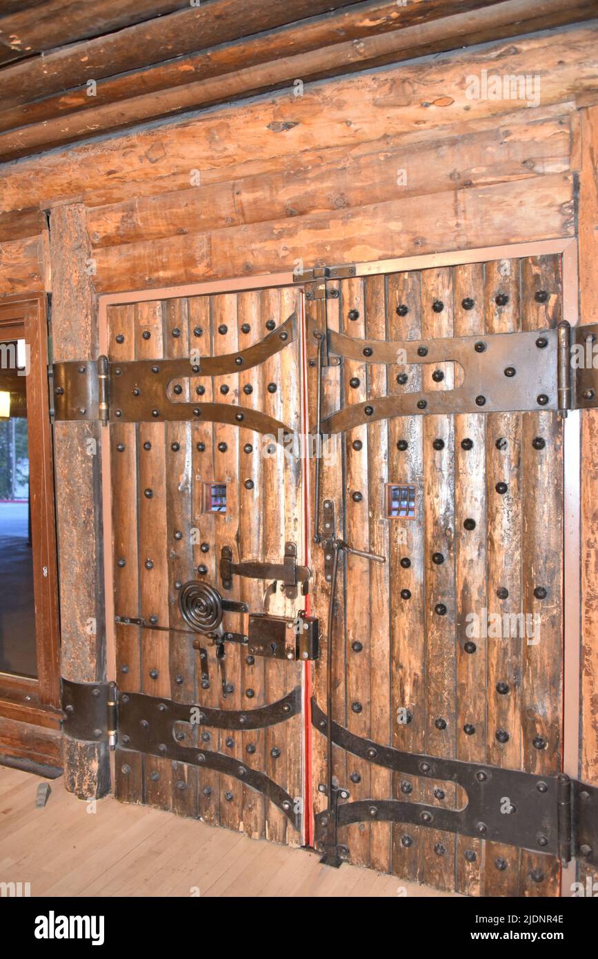 Old faithful inn door hi-res stock photography and images - Alamy