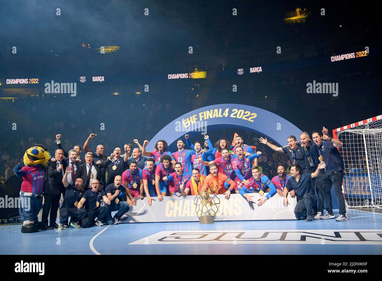 Award ceremony, jubilation Team Barca with the cup, team, handball ...
