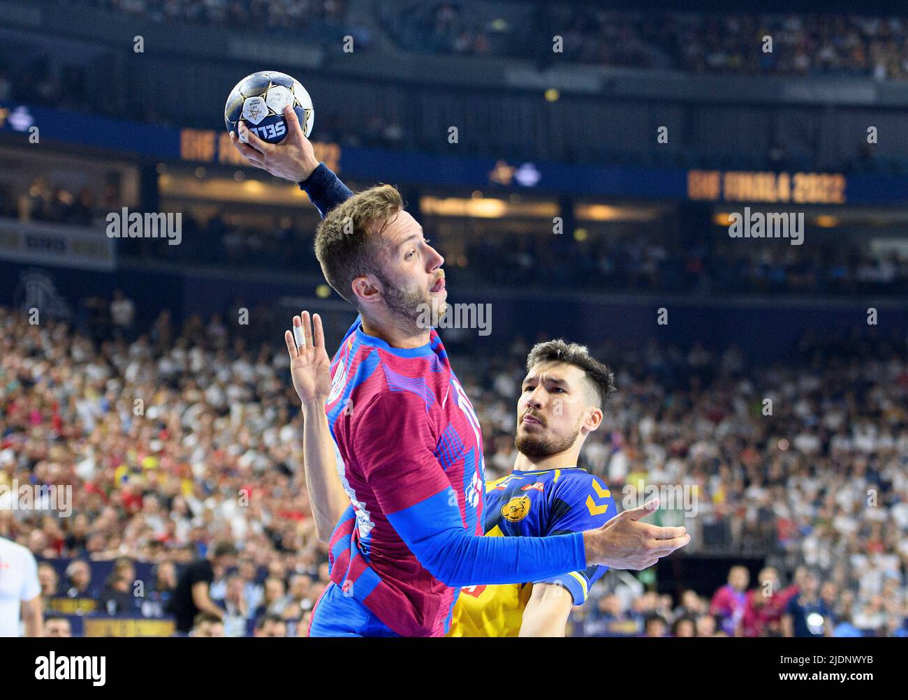 Aleix GOMEZ ABELLO l. (Barca) versus Alex DUJSHEBAEV (Kielce) duels ...